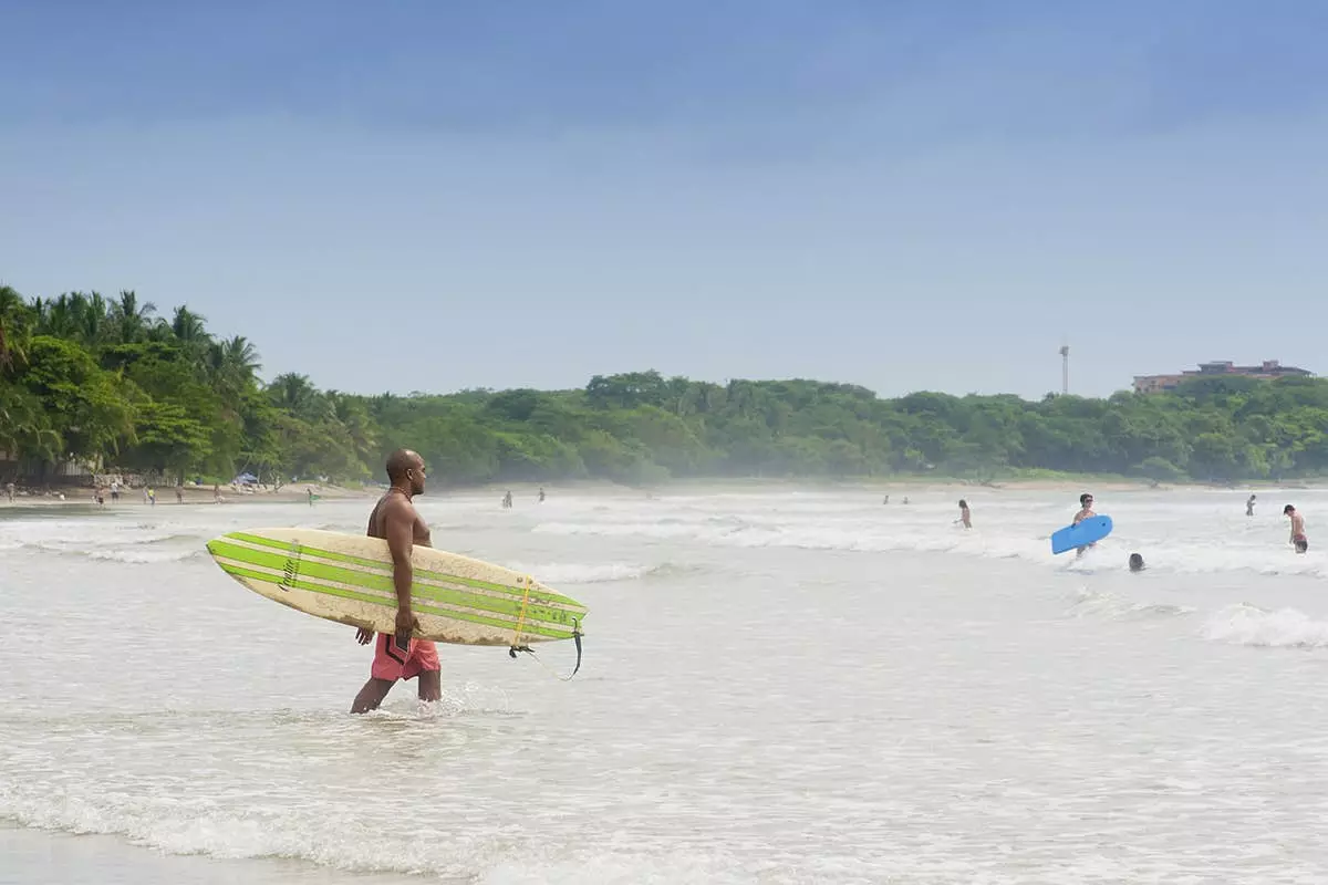 8 najlepších miest na surfovanie v Strednej Amerike pre začiatočníkov až po profesionálov