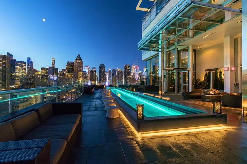 Strešný bazén s panorámou NYC v pozadí; najlepšie strešné bary v New Yorku