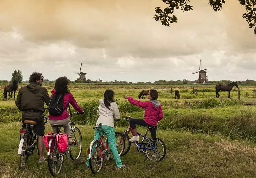 Rodina s dvoma deťmi na bicykloch, Kinderdijk, Holandsko, Amsterdam