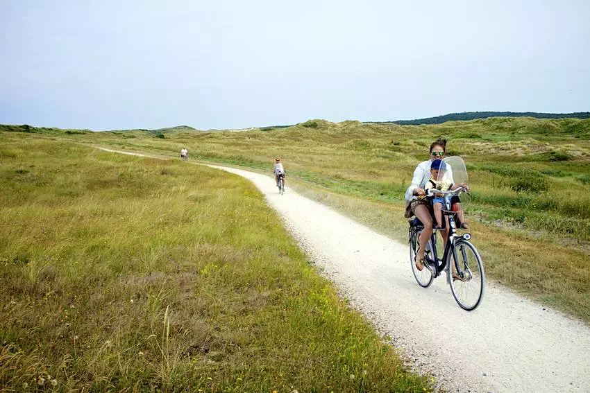 Rodinná cyklistika cez piesočné duny v holandskom Vlielande