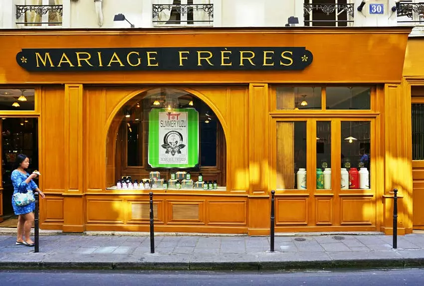 Pôvodná francúzska gurmánska čajová spoločnosť Mariage Freres v parížskej štvrti Marais