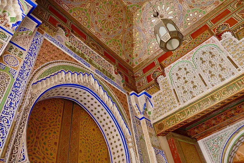 Nedávno zrekonštruované maľované drevo a štukatérske práce vo Fez Medina v Maroku