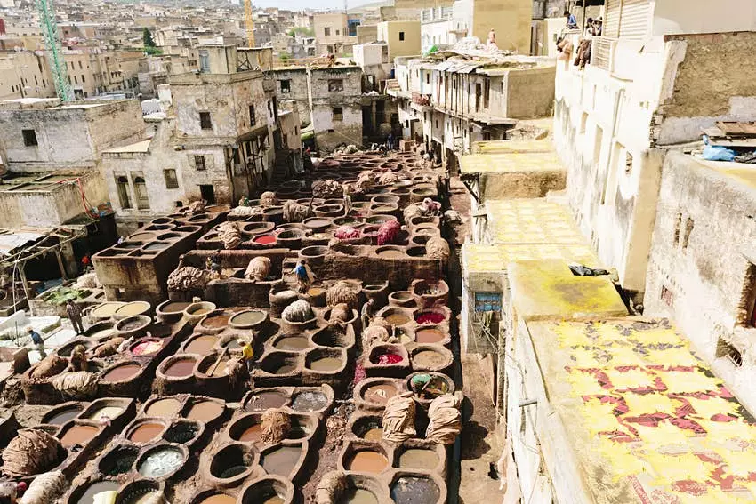 Pohľad na robotníkov v garbiarňach Chaouwara v marockom Feze