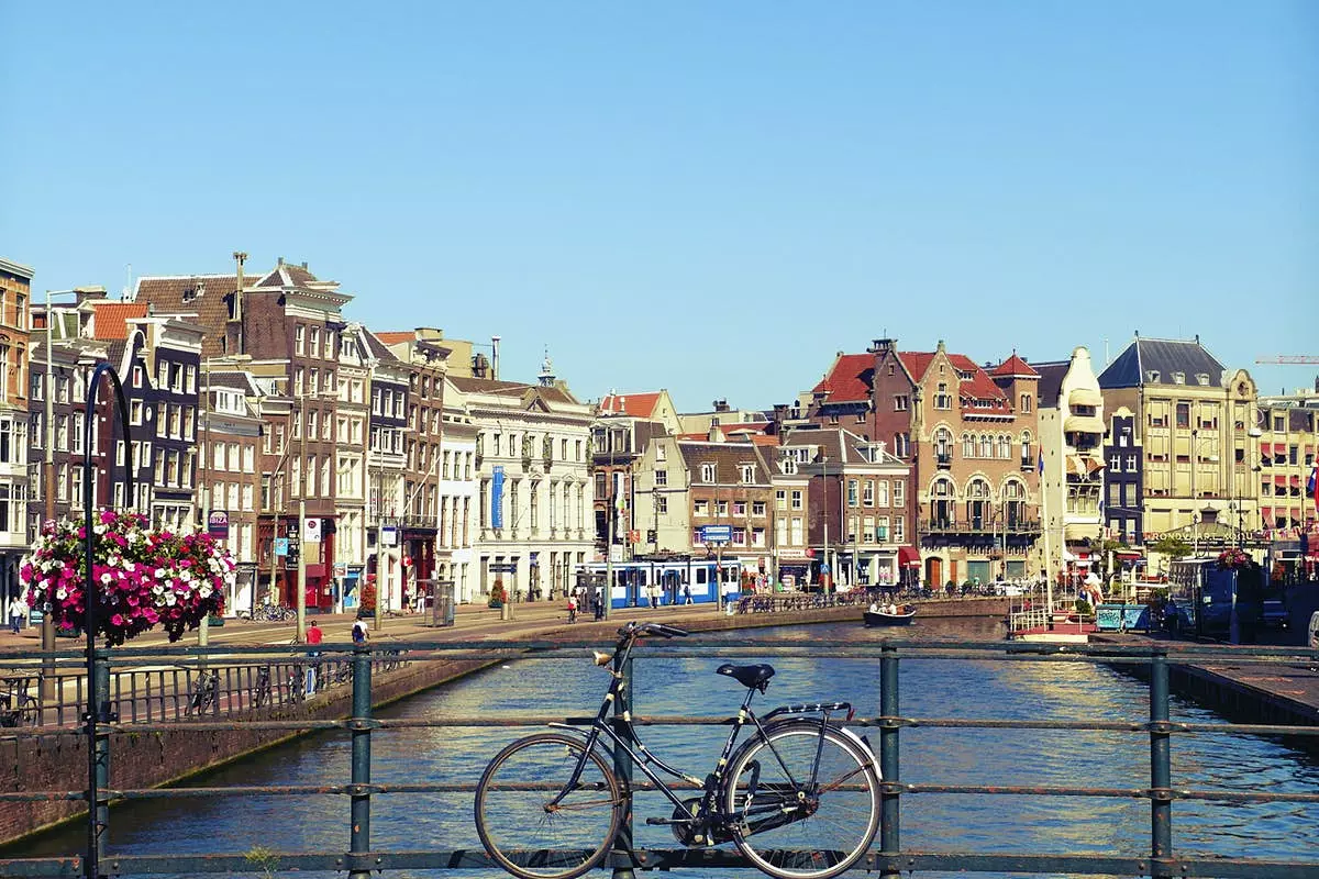 Amsterdam plánuje obnoviť rovnováhu medzi návštevníkmi a miestnymi obyvateľmi