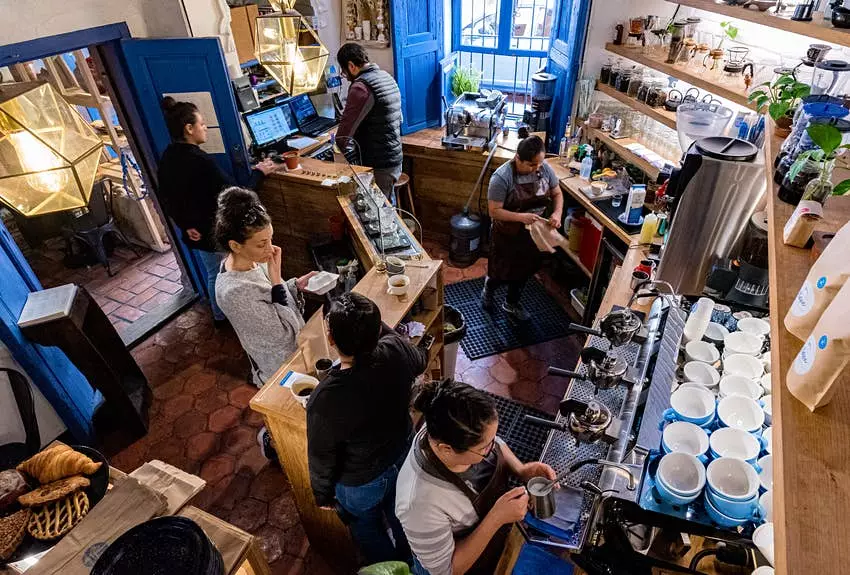 Pohľad z vtáčej perspektívy na baristov pripravujúcich kávu v Lavanda Cafe, San Miguel de Allende